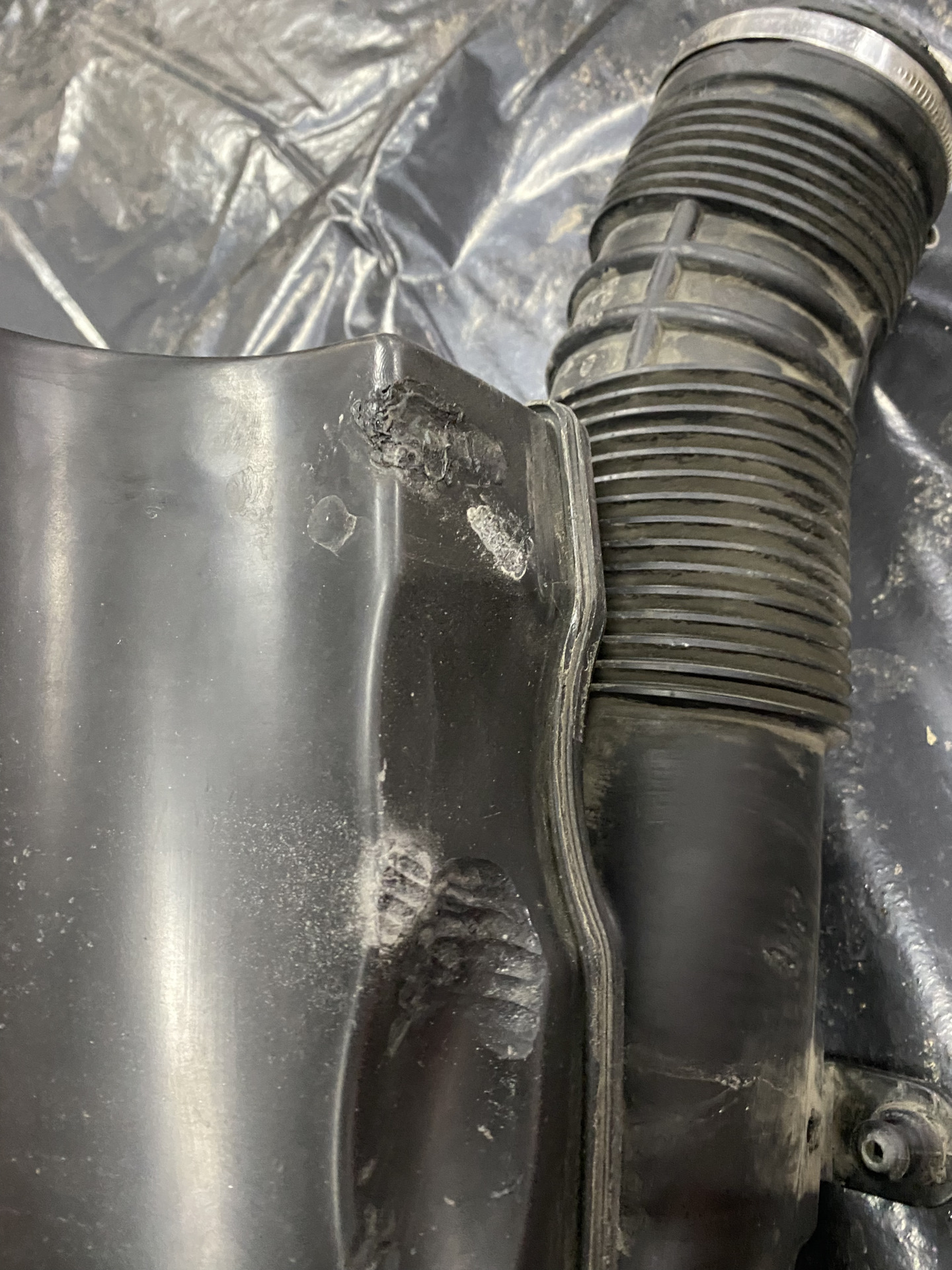 Устраняем течь патрубка вентиляции картерных газов. — Volvo XC60 (1G ...