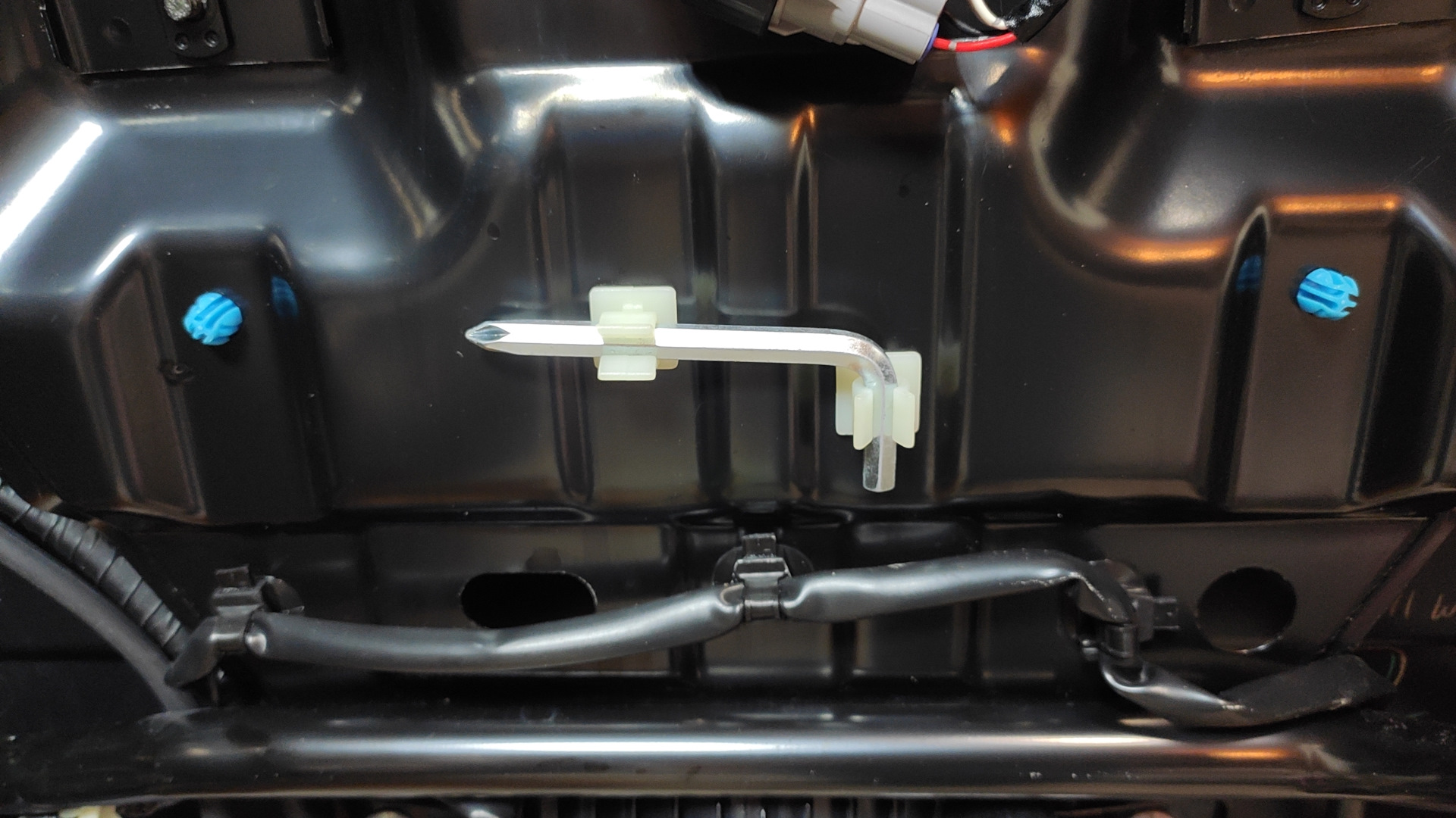 Фиксатор калитки за 3 копейки — Mitsubishi Pajero (4G), 3,8 л, 2019 ...