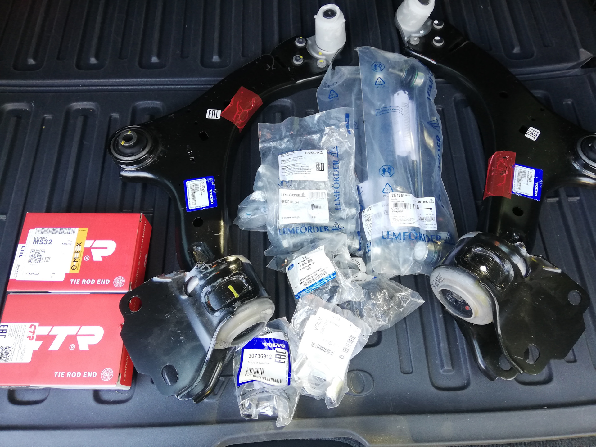 Замена элементов передней и задней подвески Volvo XC70 2008 года ...