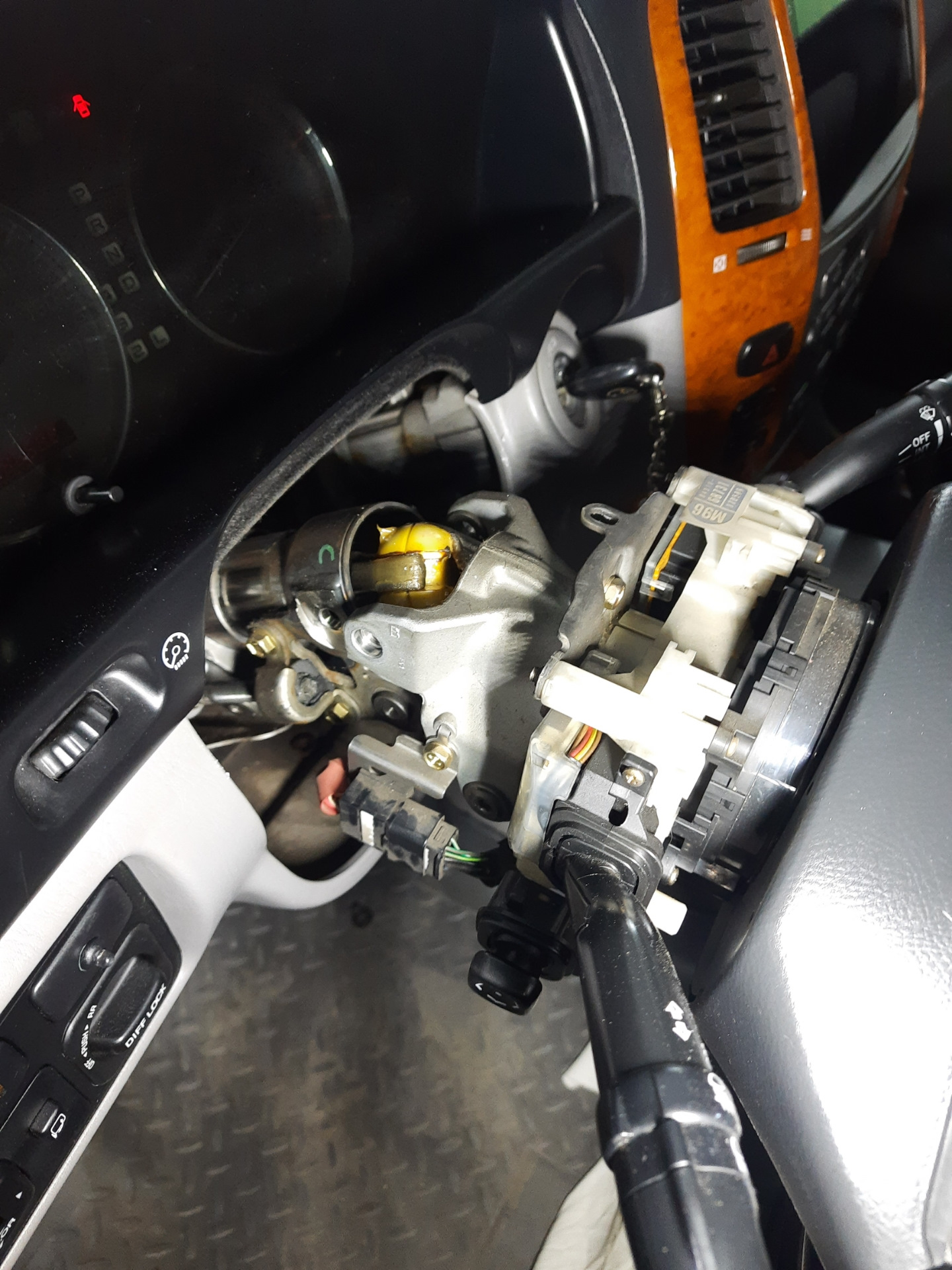 Замена датчика температуры топлива. Замена втулок рулевой колонки ...