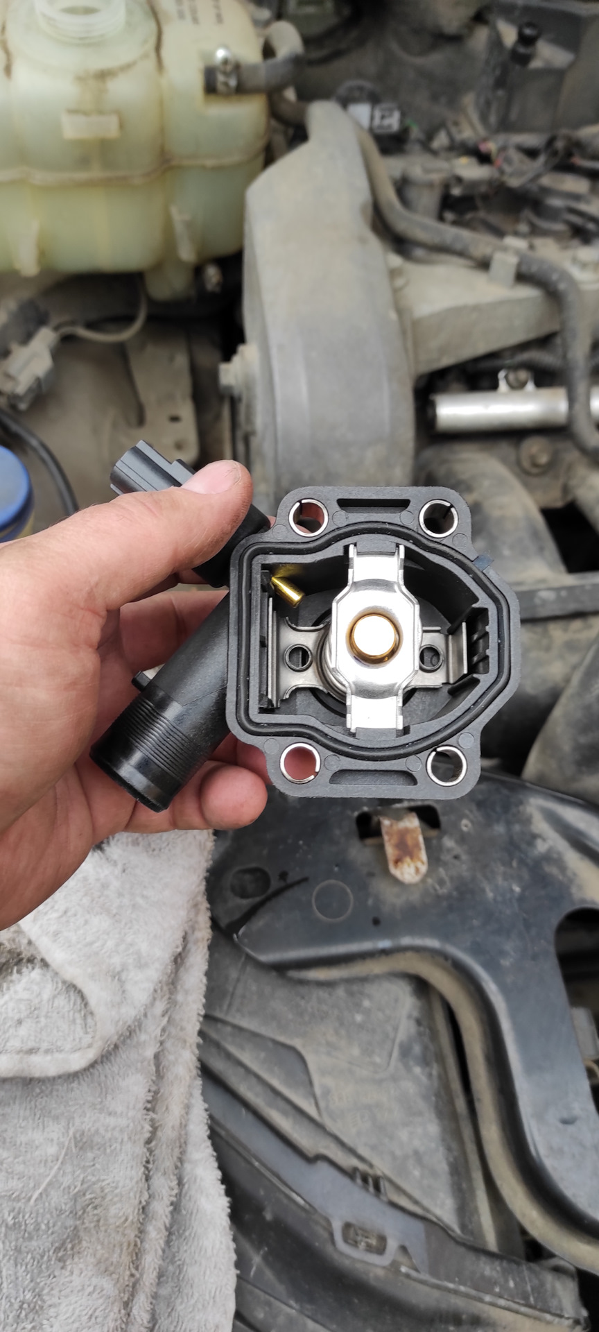 Замена термостата b6324s — Volvo XC90 (1G), 3,2 л, 2008 года | своими ...