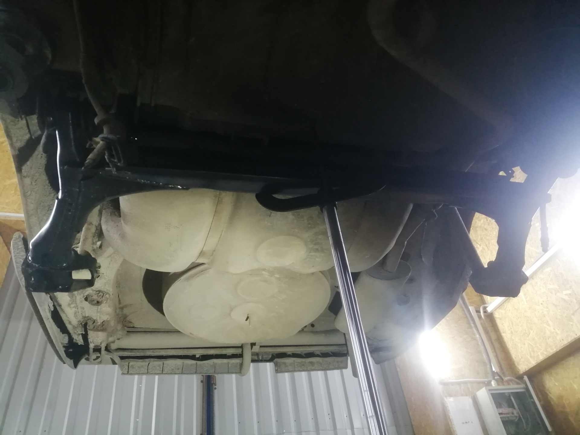 Замена задней балки — Volkswagen Passat Variant (B2), 1,6 л., 1985 года ...