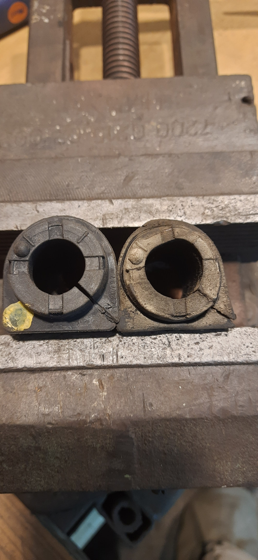 Втулки стабилизатора, пыльник привода. — Volvo XC70 III, 2,4 л, 2008 ...