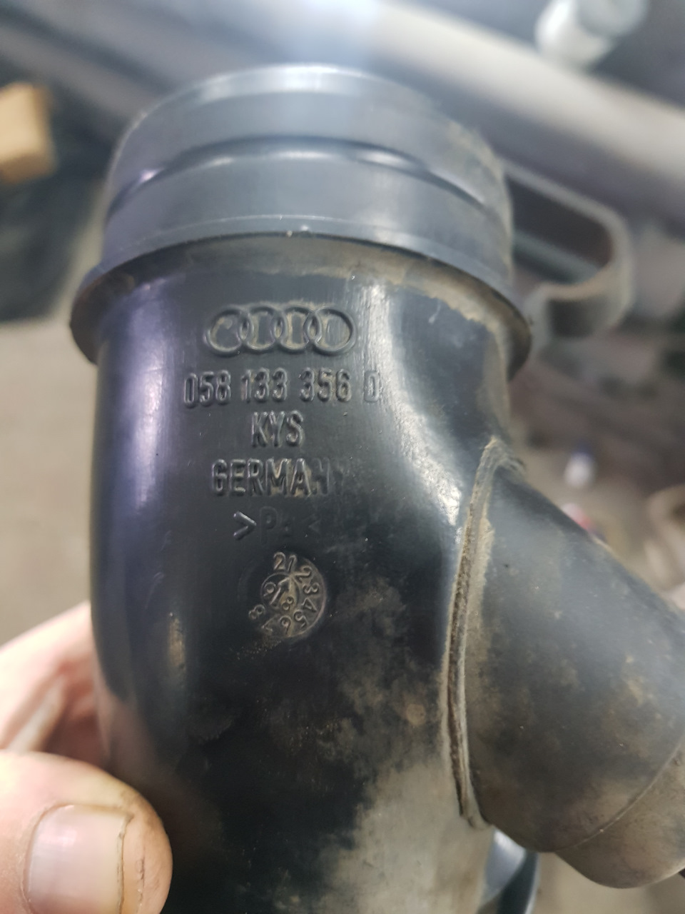 058133356 Патрубок воздушной системы (расходомера) VAG | Запчасти на DRIVE2