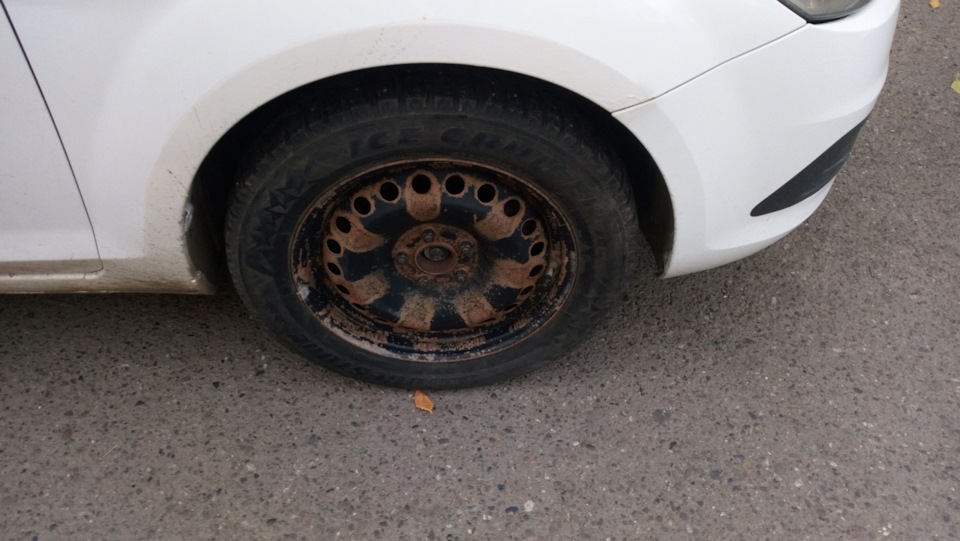 Заменил сдутое колесо — Ford Focus Sedan II, 1,4 л, 2009 года ...