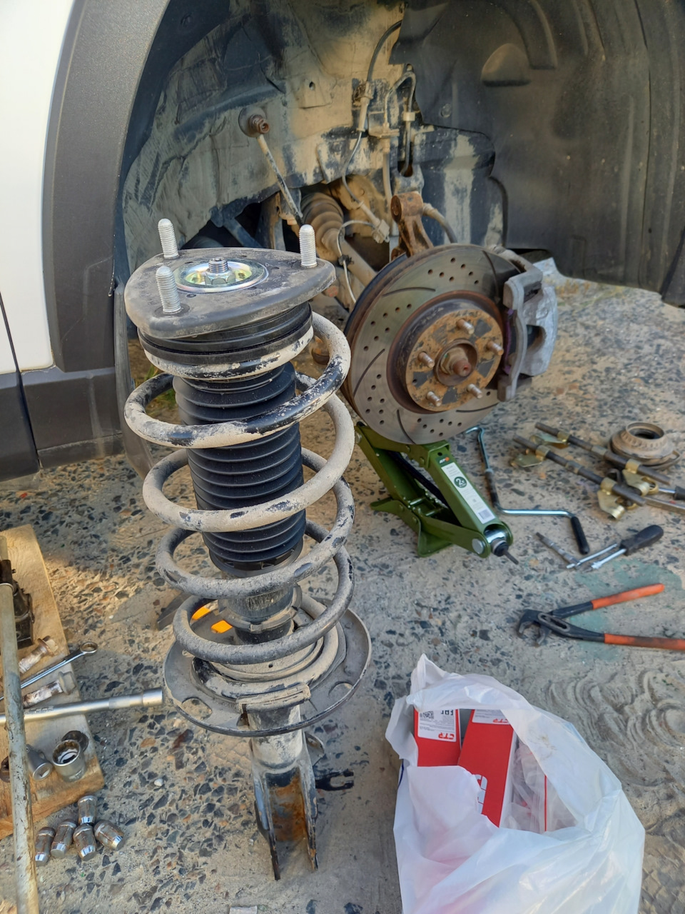 Замена опор, опорных подшипников, отбойников и пыльников передних стоек ...