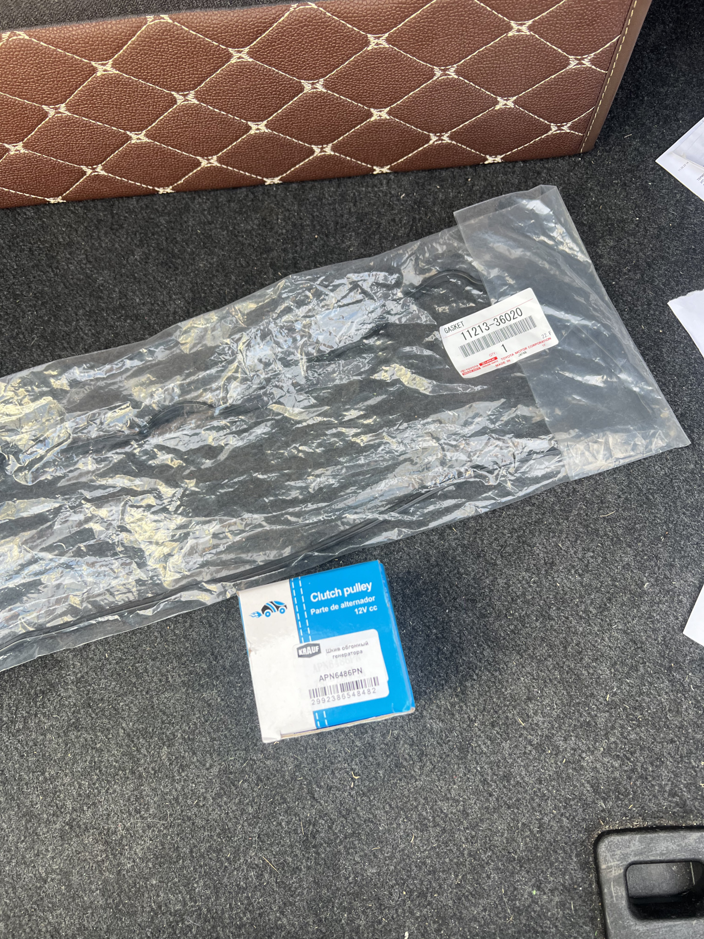 Замена прокладки клапанной крышки / замена ролика приводного ремня ...