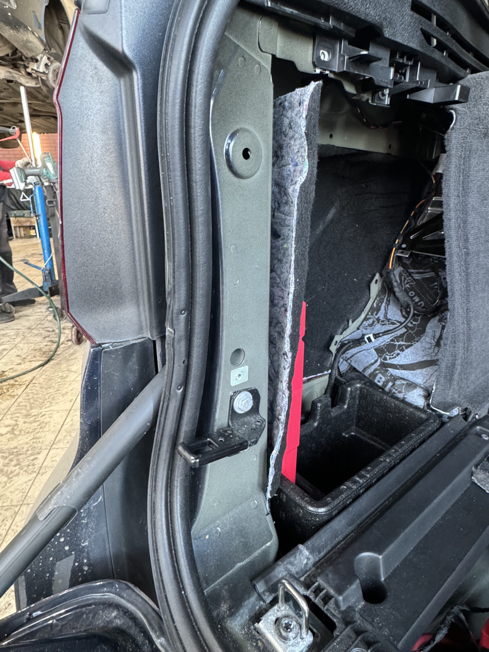 Новая накладка борта багажника. — BMW X5 (F15), 3 л, 2015 года ...