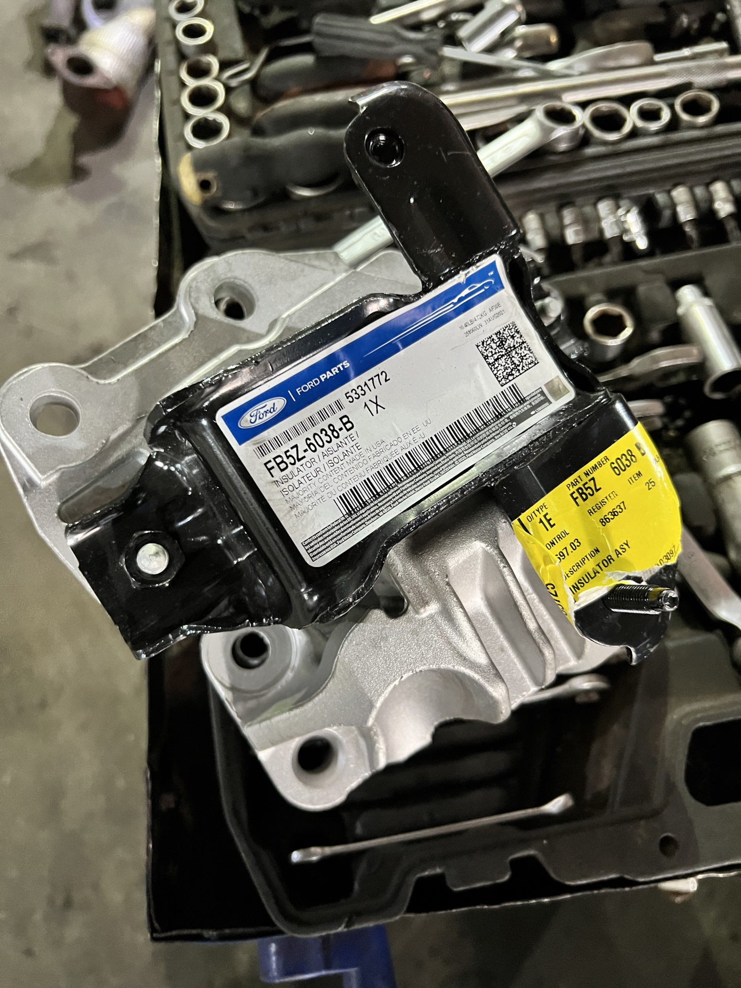 Замена опор двигателя — Ford Explorer (5G), 3,5 л, 2014 года | другое ...