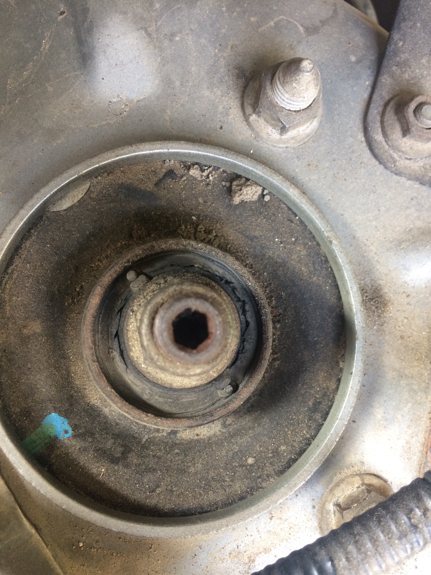 Опоры передних стоек — Honda CR-V (RD4/RD5/RD6/RD7), 2,4 л, 2004 года ...