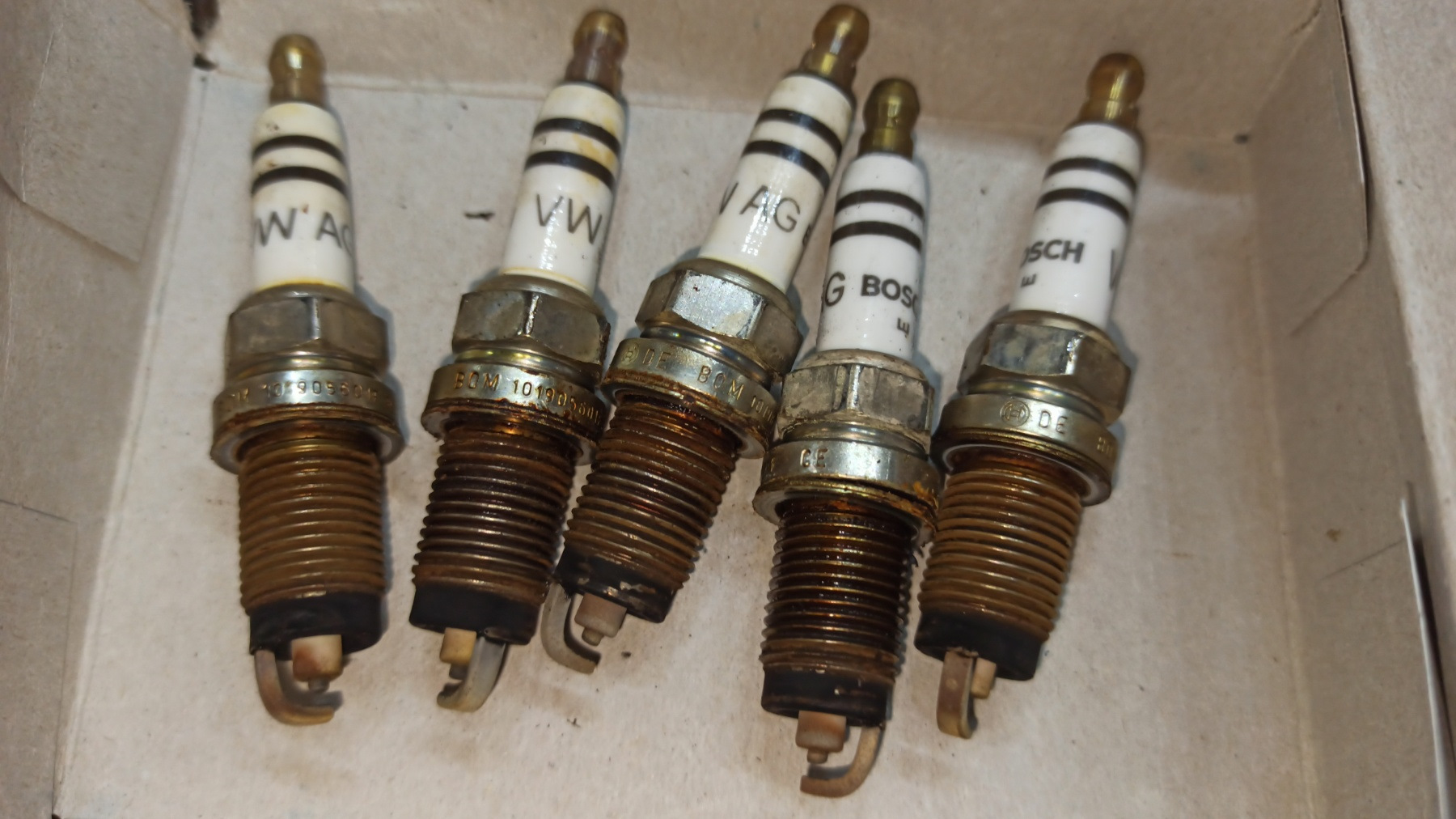 №13. Замена свечей зажигания — Volkswagen Jetta VI, 2,5 л, 2012 года ...