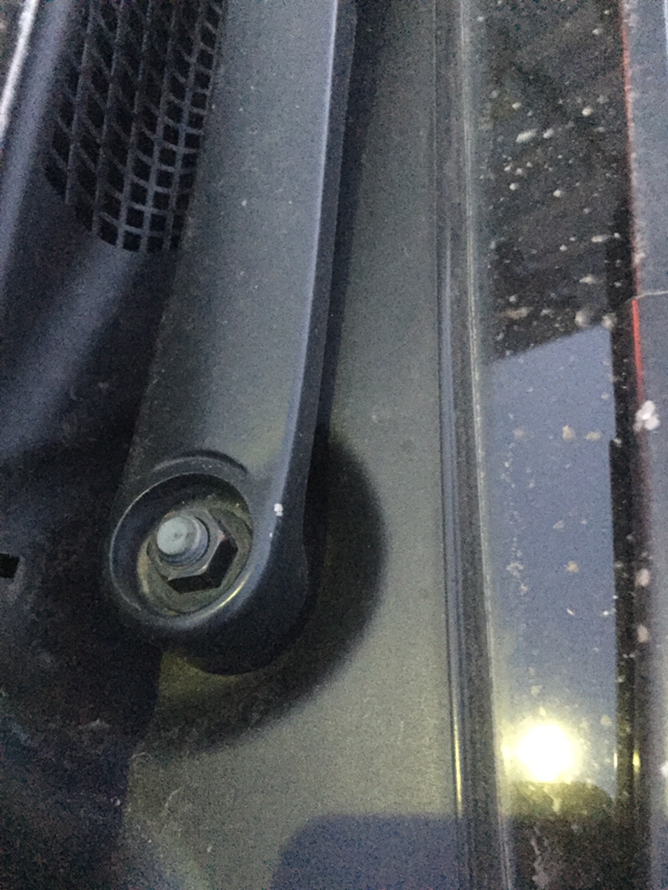 Заглушка поводка переднего стеклоочистителя — Hyundai ix35, 2 л, 2011 ...