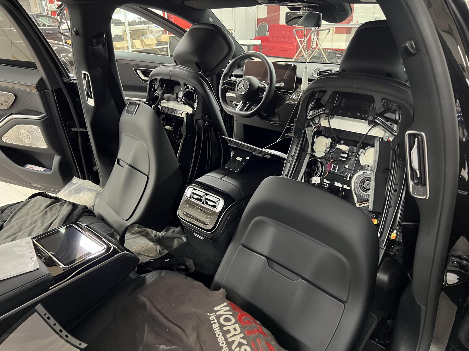 S-Class 223 — мониторы назад + пищалки на углы дверей — BGTWorkshop на ...