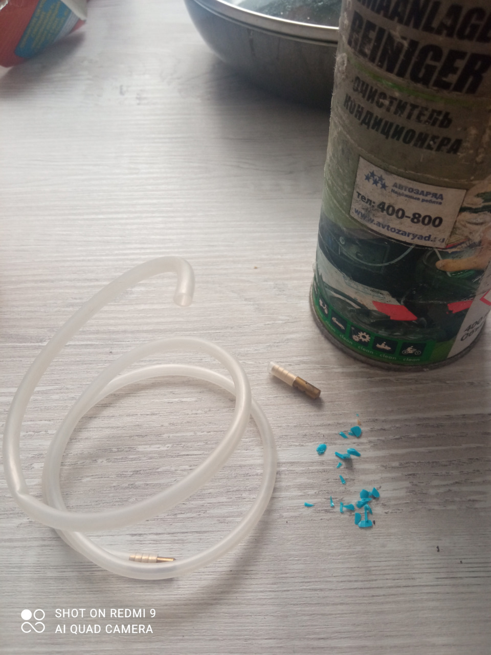 еще меньше, все как у всех- крючок капота, пробка омывайки, ковры ...