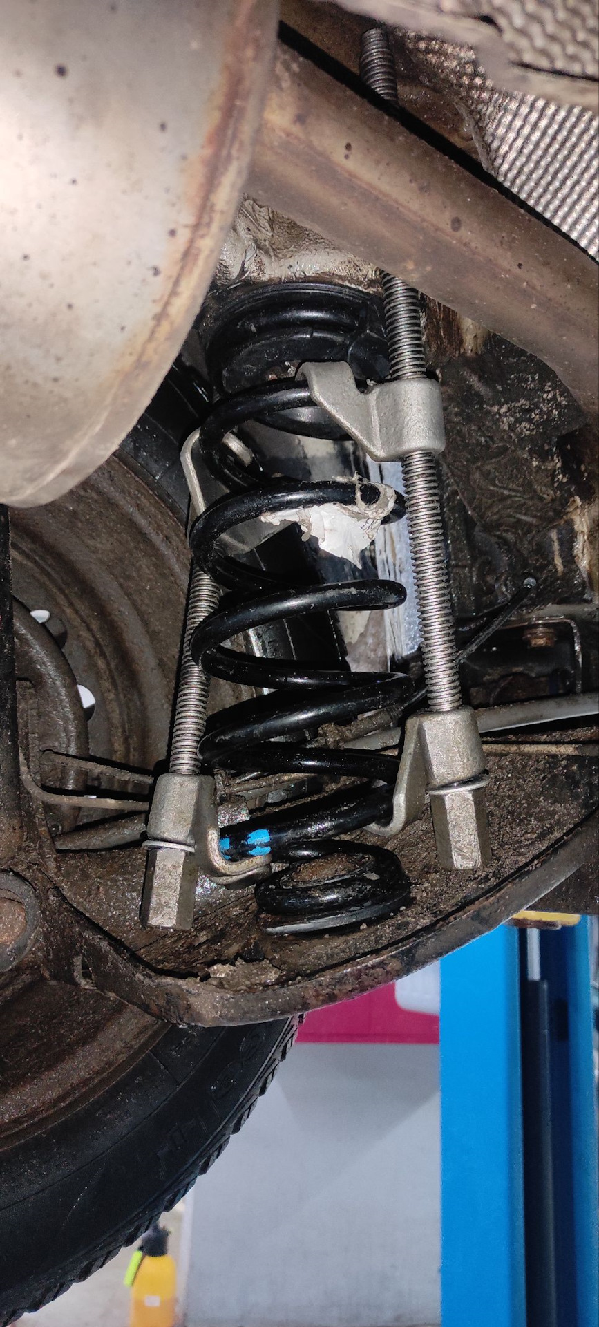 Лопнула пружина задняя — Renault Logan (2G), 1,5 л, 2013 года ...