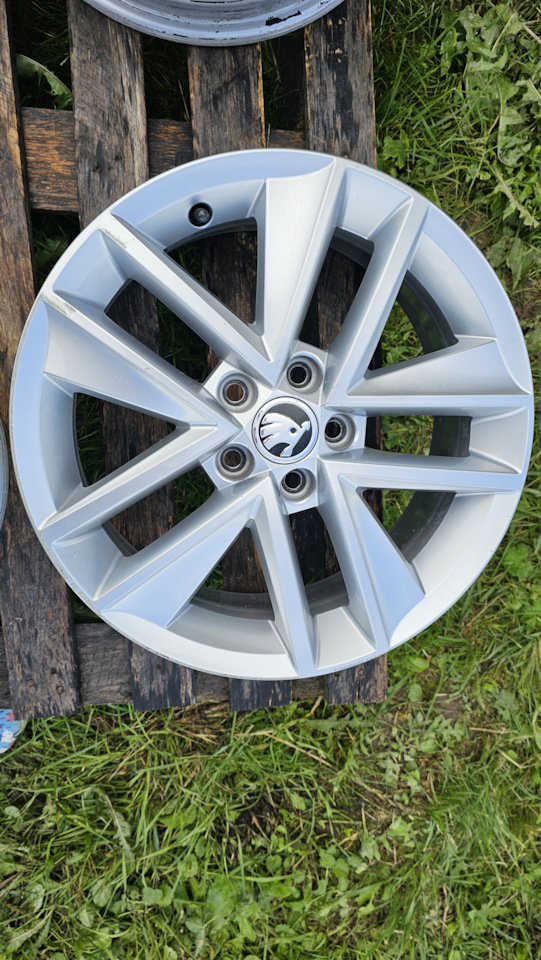 Литые диски Skoda 6Jx16 ET40 5x100 на Skoda Rapid (1G), Skoda Rapid (2G ...