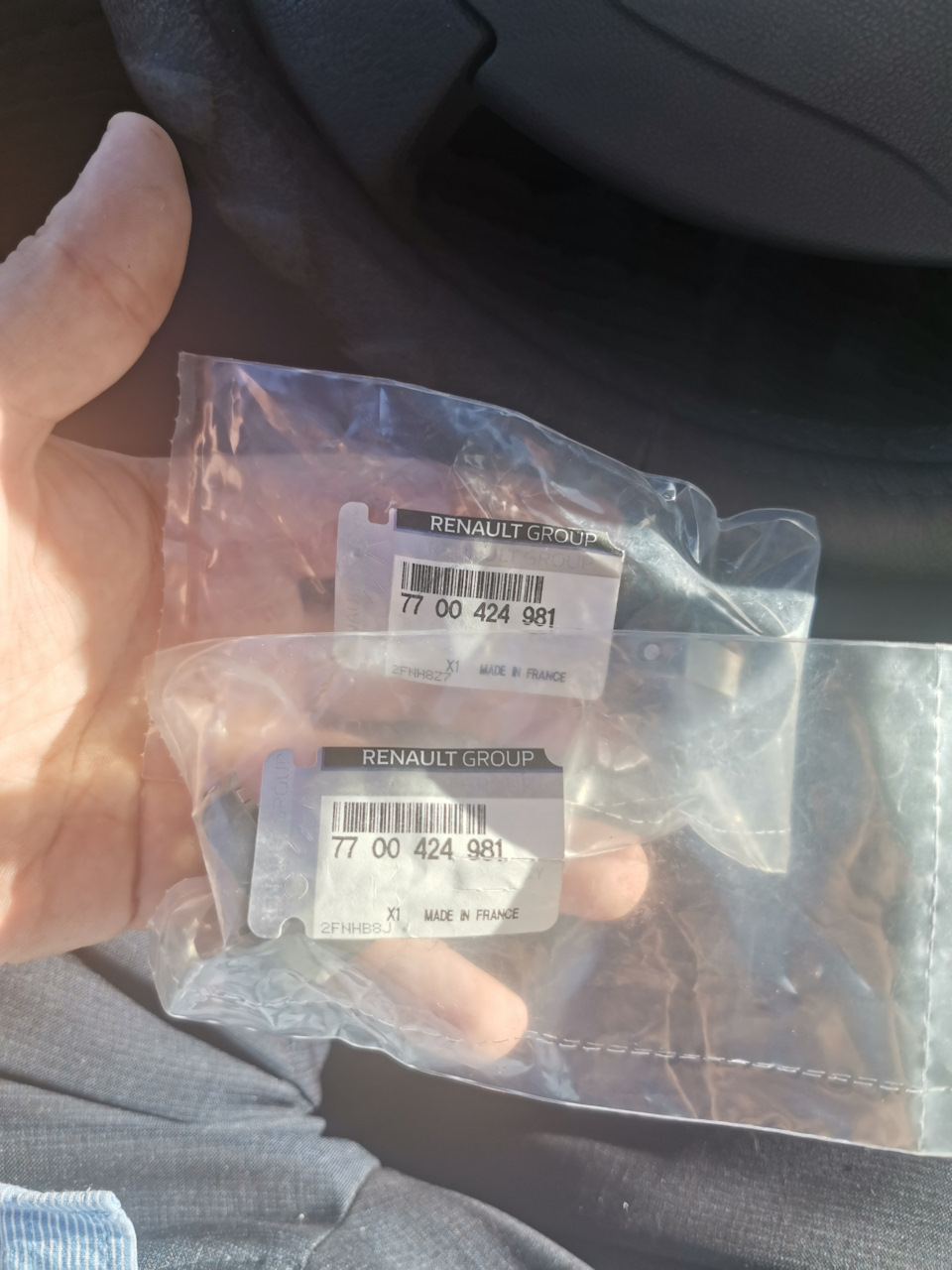 7700424981 Держатель солн козырька (плас) RENAULT | Запчасти на DRIVE2