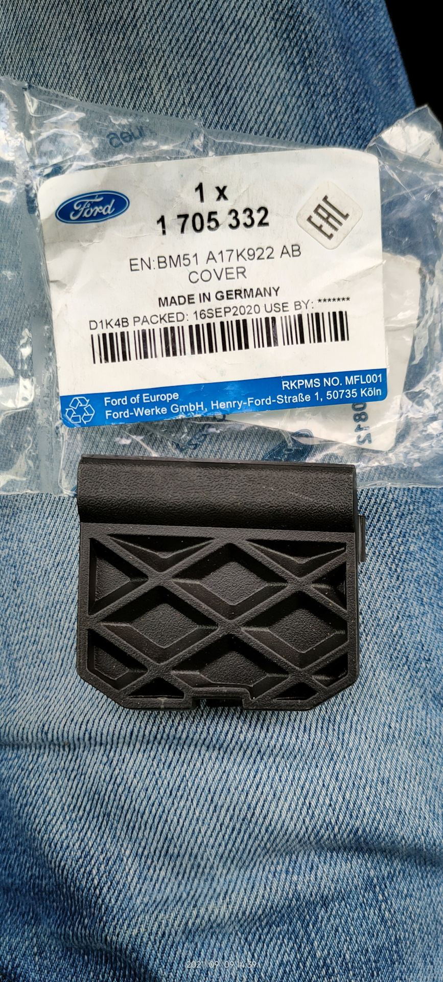 Заглушки в бампере под буксировочный крюк — Ford Focus Hatchback III, 1 ...