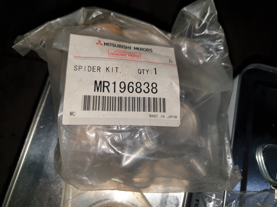 Замена крестовины кардана. — Mitsubishi Pajero (4G), 3,2 л, 2008 года ...