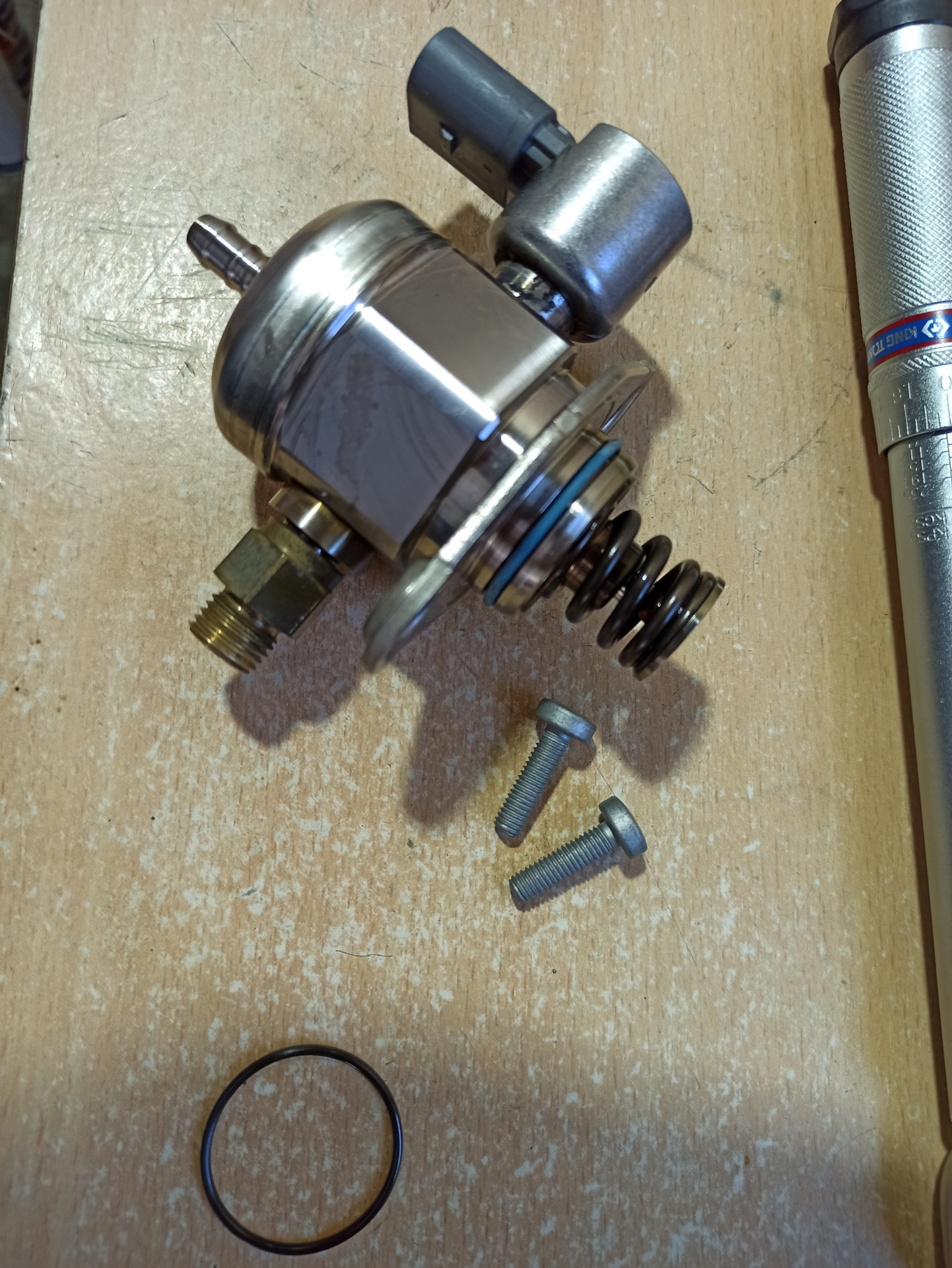 Штуцер вакуумного насоса (засопливил). — Audi A4 (B8), 1,8 л, 2008 года ...