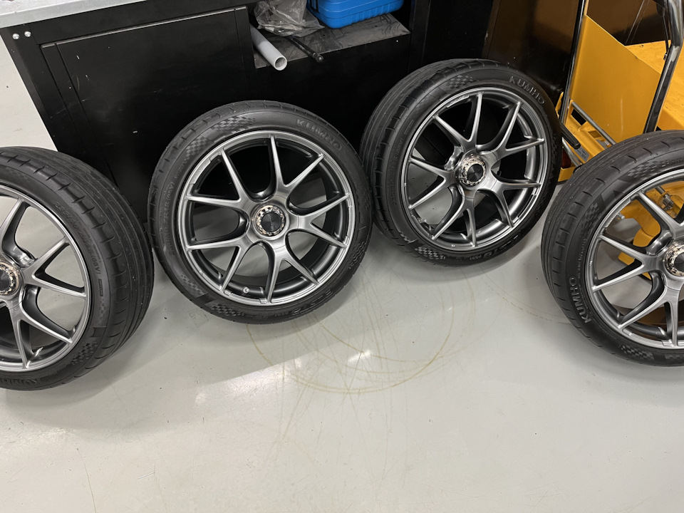 Шины летние Kumho 235/40 R18, литые диски Rays 8Jx18 ET43 5x112 на ...