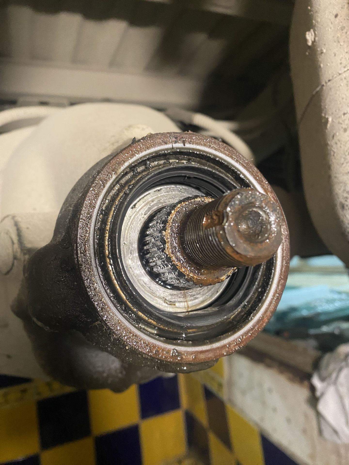 Сальник заднего редуктора — Volkswagen Amarok, 2 л, 2016 года | своими ...