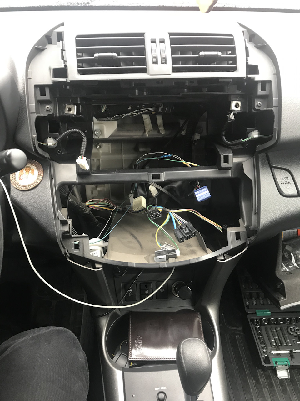 Замена ламп в крутилках климата — Toyota RAV4 (III), 2 л, 2010 года ...