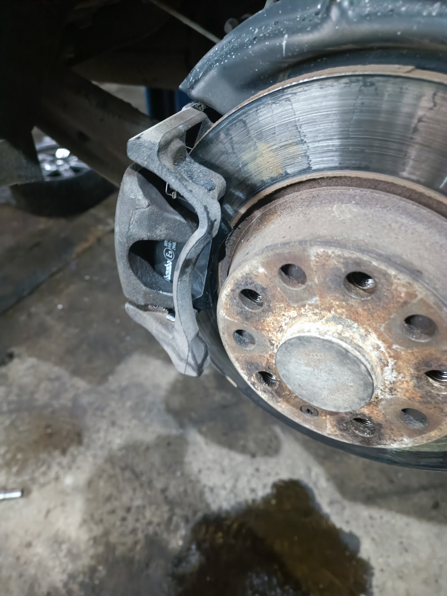 Замена Ремкомплекта тормозных супортов — Volkswagen Passat B7, 1,4 л ...