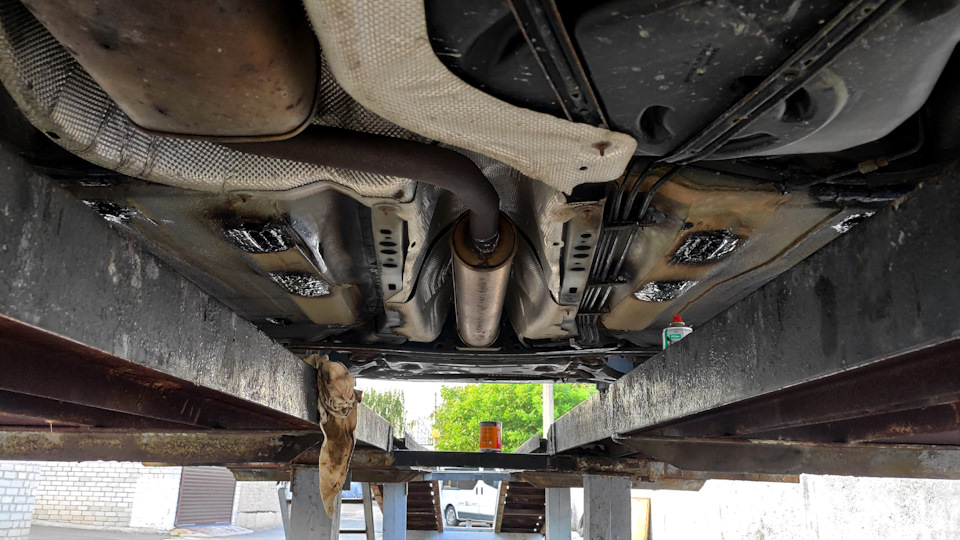 Силиконовые рамки номеров, новая антенна и эмблема, заглушка болта ...