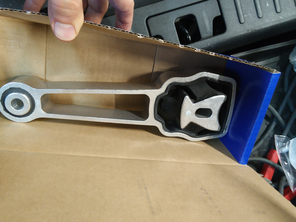 42. Верхняя подушка двигателя — Volvo S80 (2G), 3,2 л, 2007 года ...