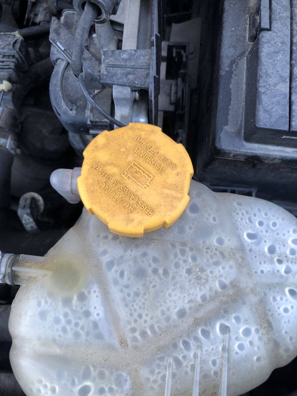 Колпачок и крышка расширительного бачка — Opel Corsa D, 1,4 л, 2013 ...