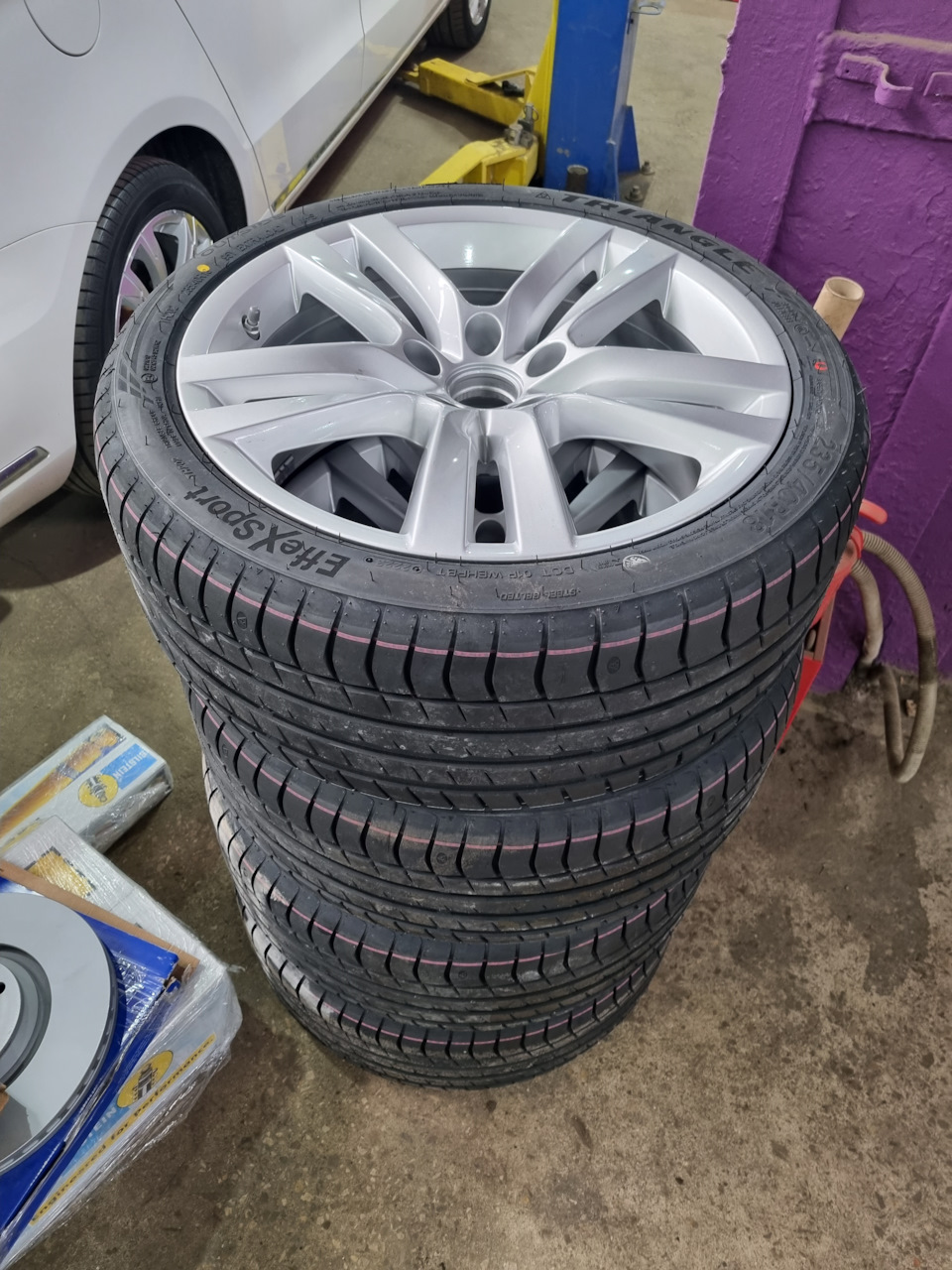 St.Louis R18 и Triangle EffeXSport TH202 235/40 — Volkswagen Passat B7 ...