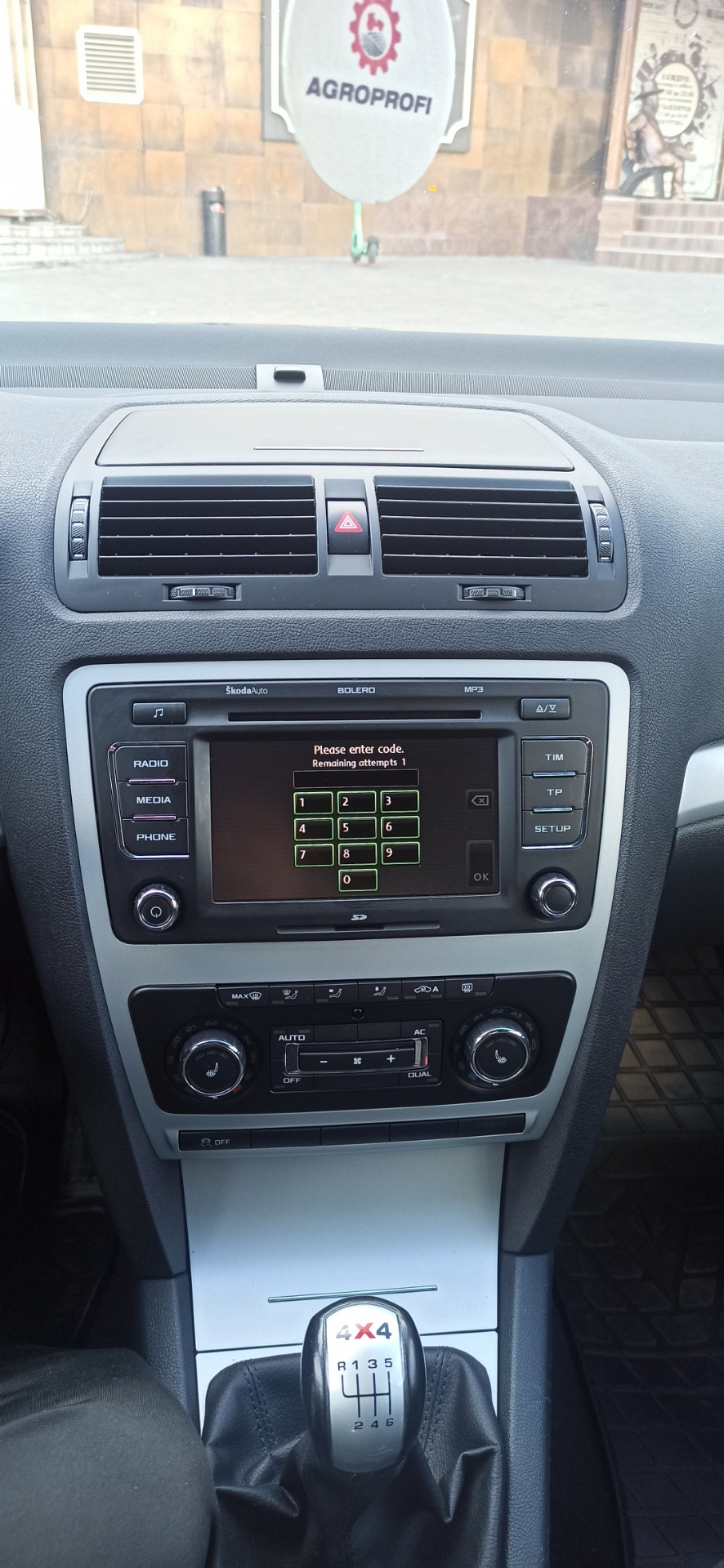 Skoda Octavia a5 fl 4x4 замена штатной магнитолы blues на bolero ...