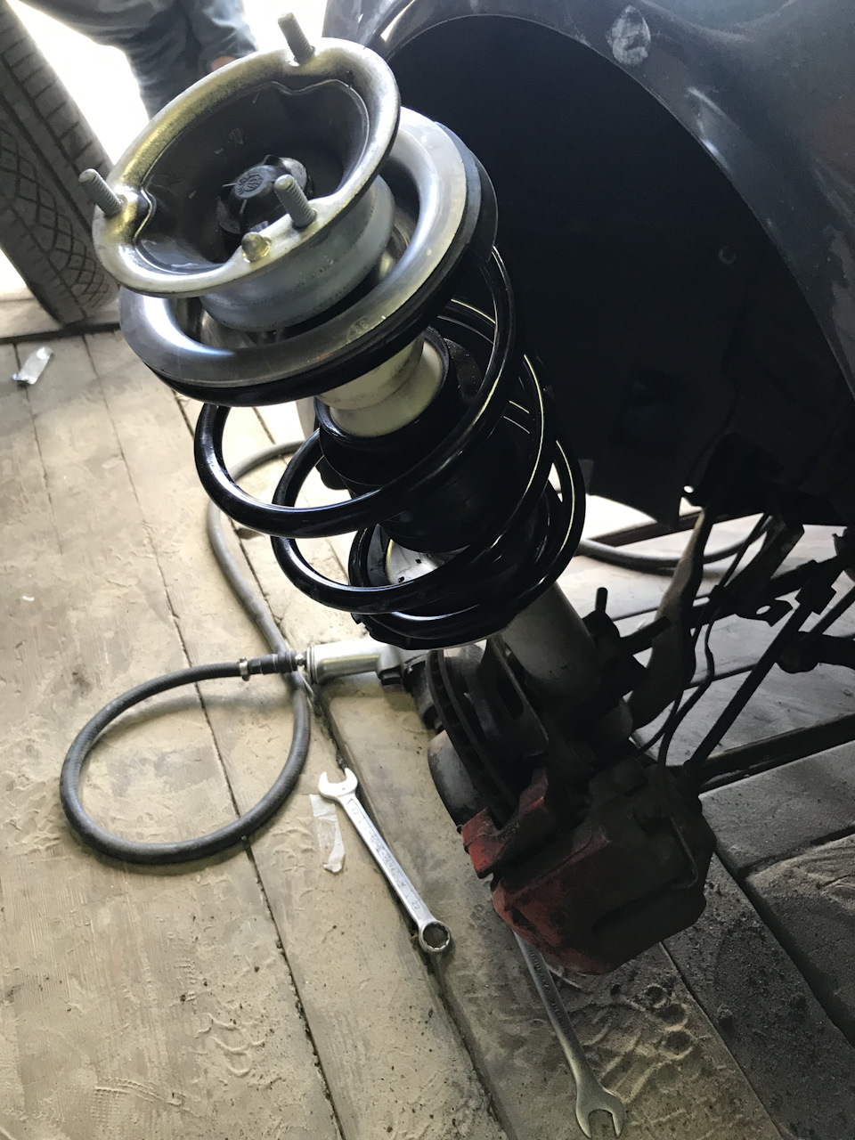 [61] Замена передних стоек амортизаторов — BMW 5 series (E39), 2,5 л ...