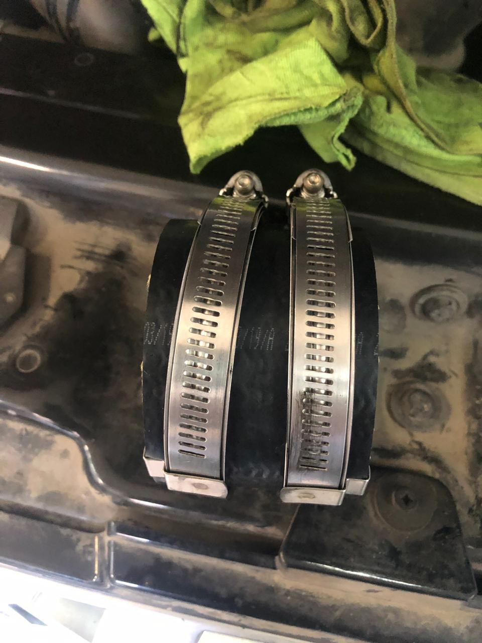 Land Rover Range Rover Замена патрубка воздуховода впускного коллектора ...