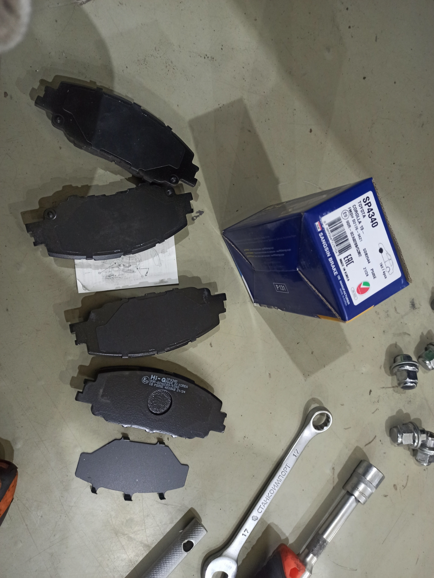 Экстренная замена передних тормозных колодок — Toyota Corolla (E210), 1 ...