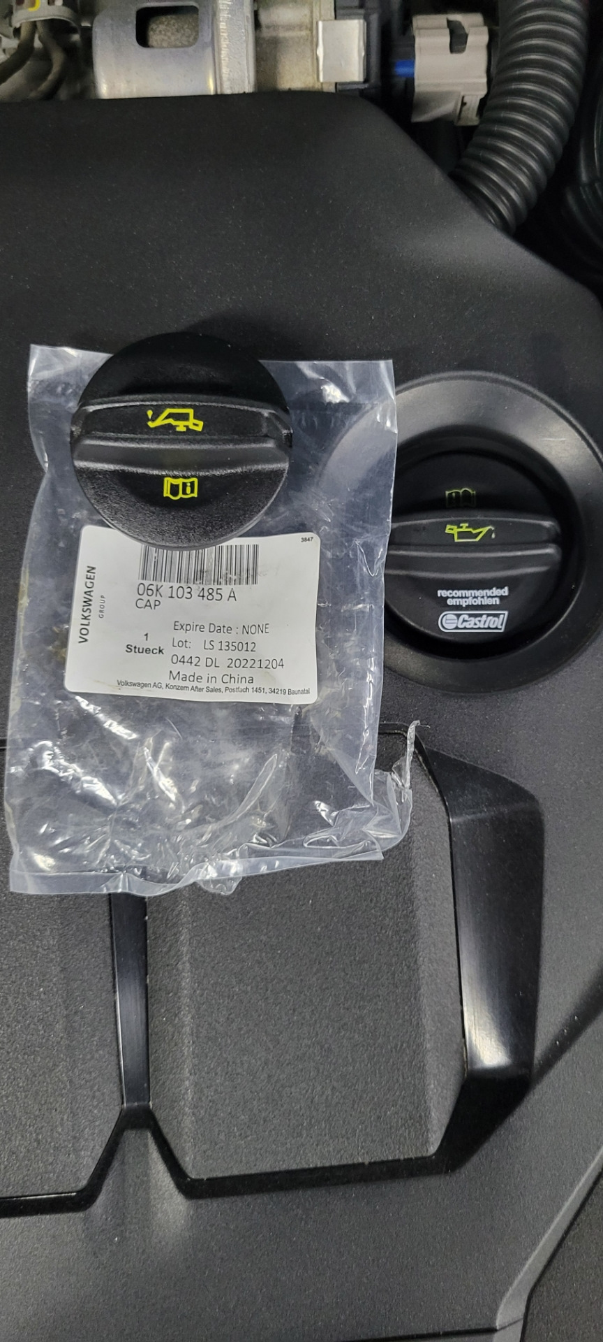 06K103485A Крышка масляной горловины VAG | Запчасти на DRIVE2