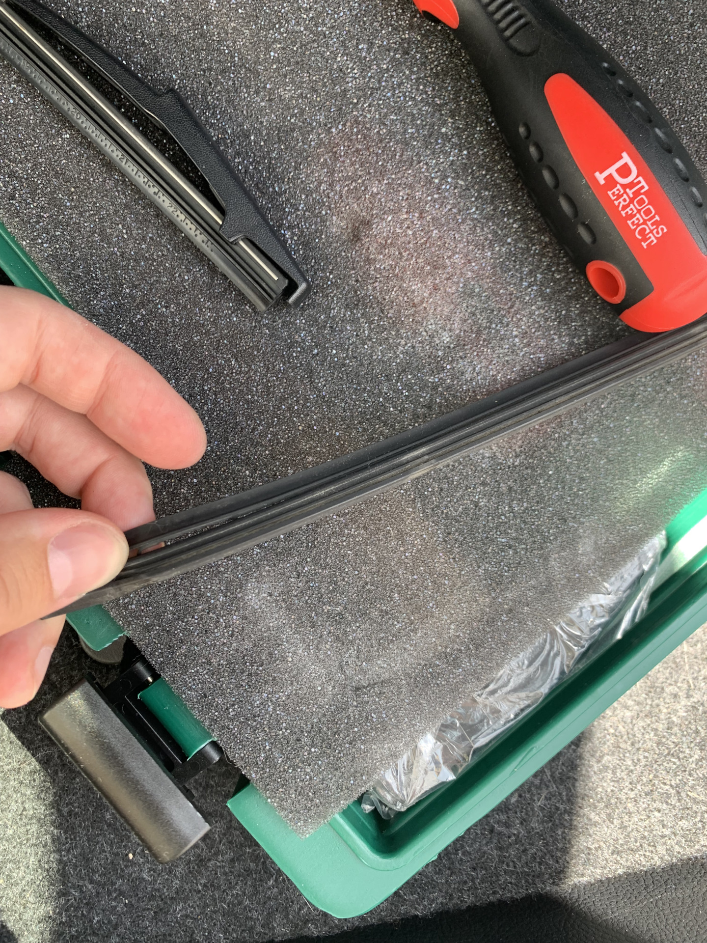 Замена резинки заднего стеклоочистителя — Toyota Auris (2G), 1,2 л ...