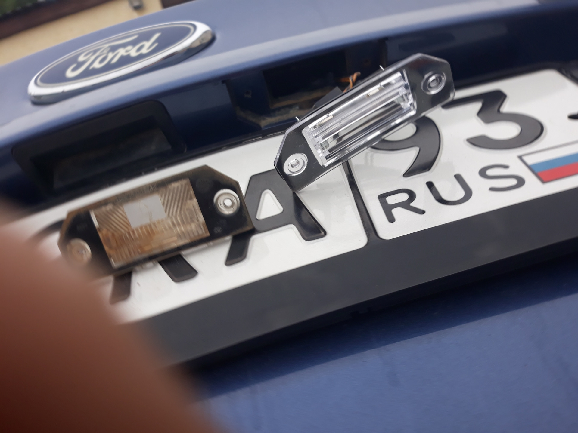 Плафонов посветки номера. — Ford Focus Sedan II, 1,6 л, 2007 года ...