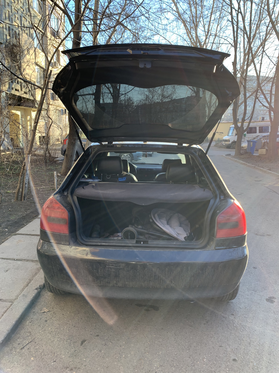Замена амортизатора крышки багажника — Audi A3 (8L), 1,6 л, 1999 года ...