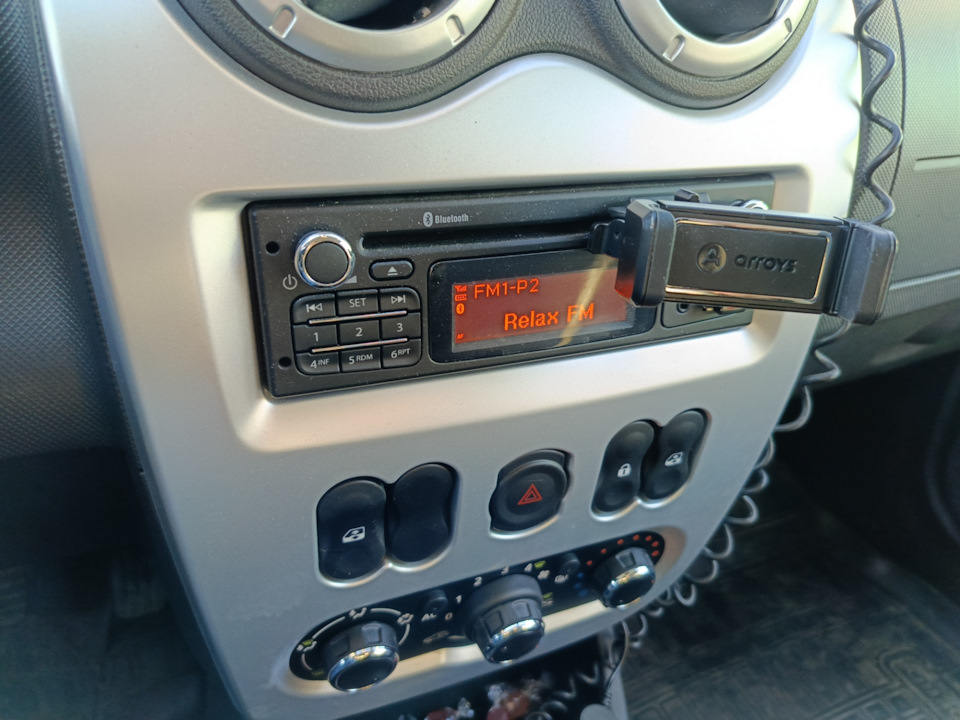 Держатель смартфона в CD слот и слот для пластиковых карт Arroys CD-C1 — Renault Sandero Stepway ...