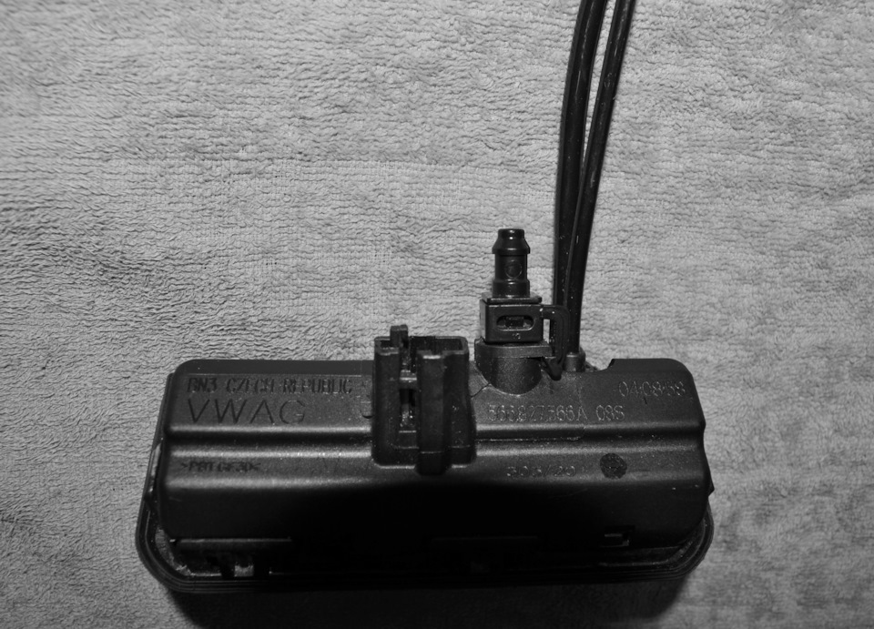 566827566A Кнопка открывания багажника с камерой VAG | Запчасти на DRIVE2