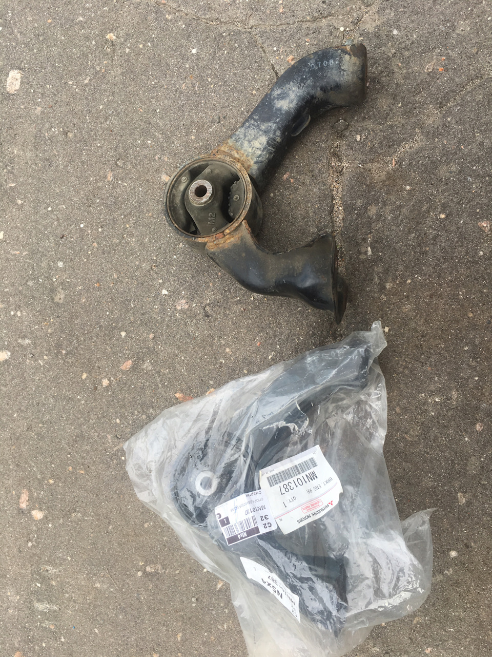 MN101387 подушкa двигателя Mitsubishi | Запчасти на DRIVE2