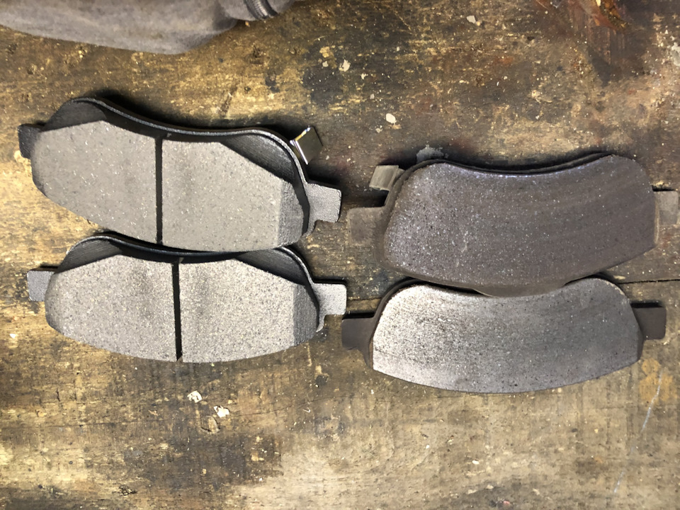 Замена тормозных колодок. — Honda CR-V (RE), 2,4 л, 2008 года | своими ...