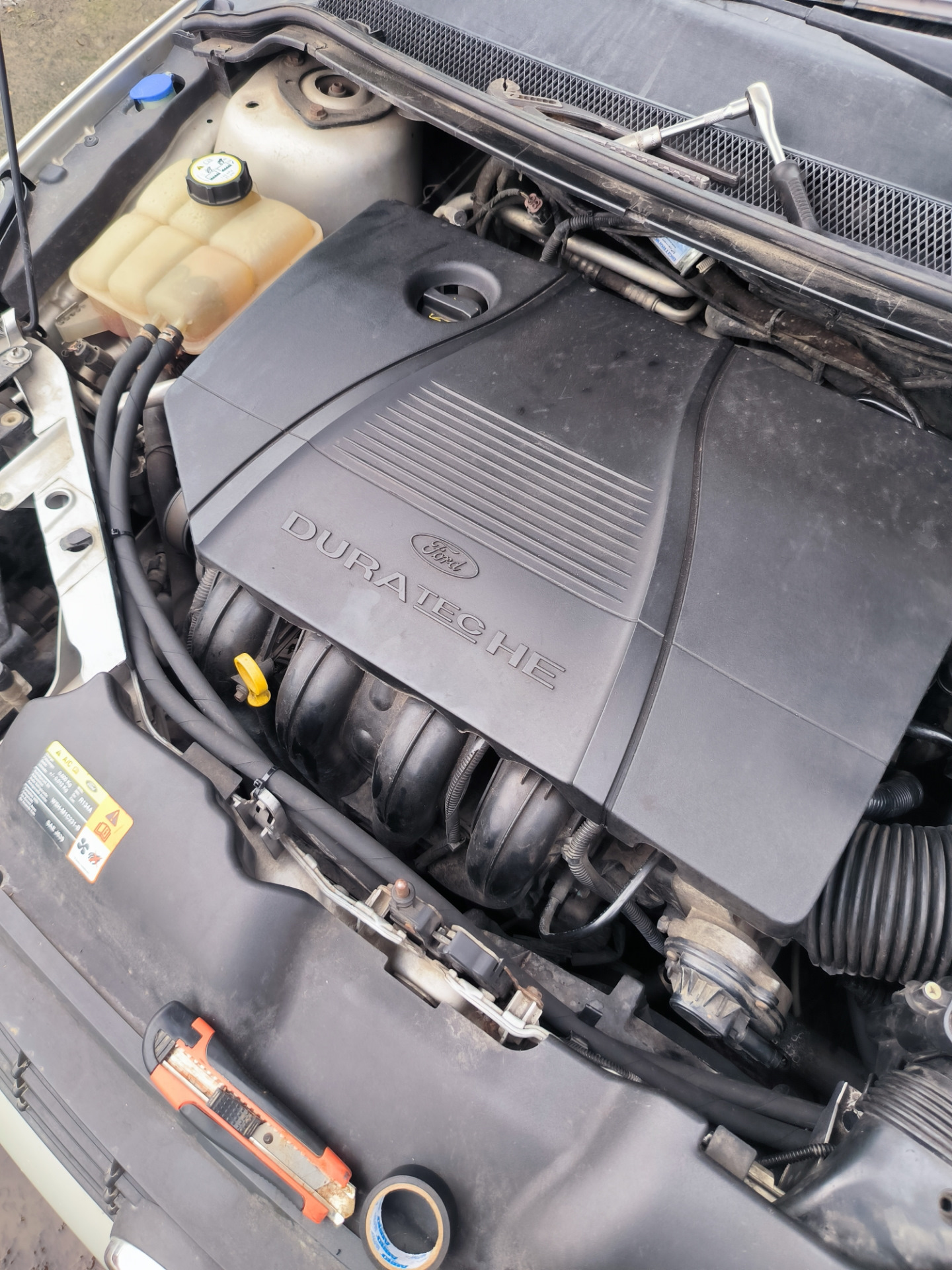 Замена трубок расширительного бачка. Двигатель 2.0 — Ford Focus Wagon ...