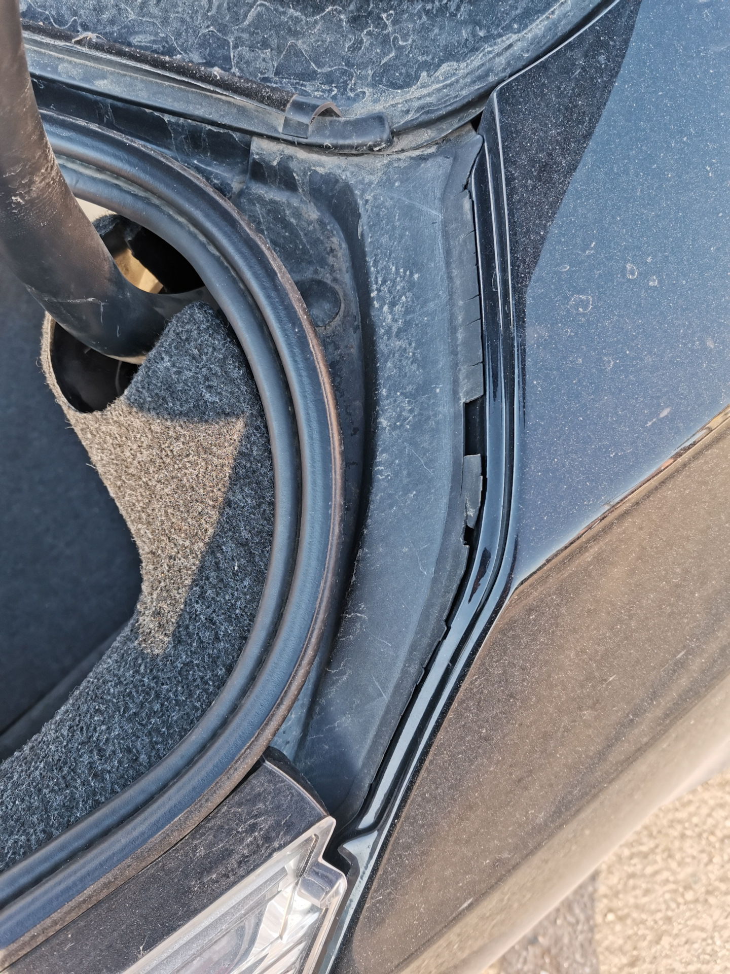 Замена накладки водосточного желобка заднего(багажник). — BMW 5 series ...