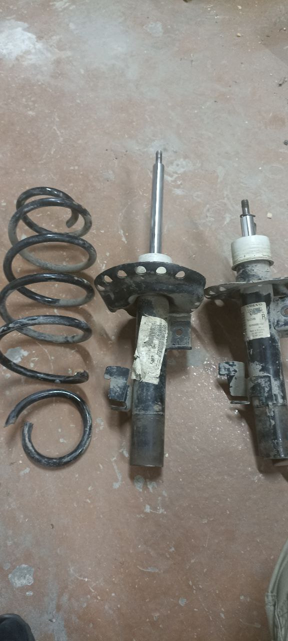 Хрус-тим. Пружина передней подвески и стойки. — Volvo XC60 (1G), 2,4 л ...