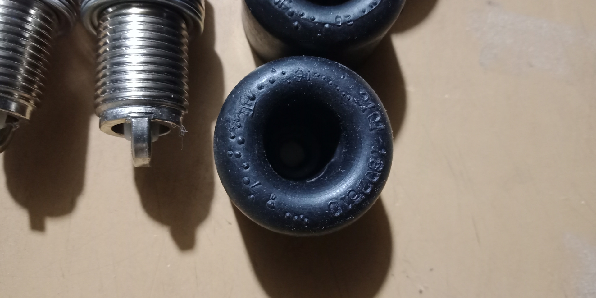 Замена свечей зажигания — Renault Duster (1G), 2 л, 2013 года ...