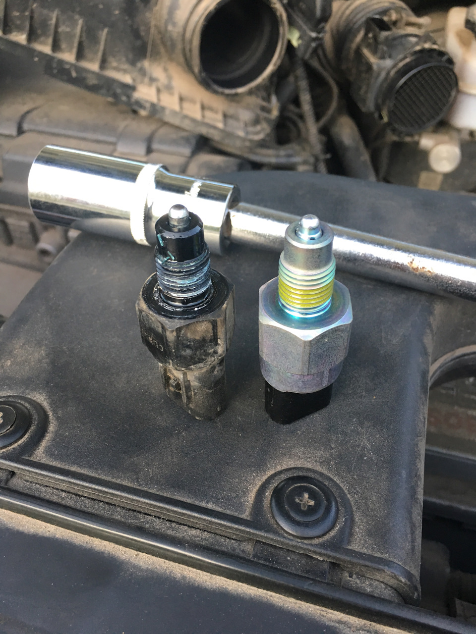 Замена датчика заднего хода. — Hyundai Tucson (JM), 2 л, 2008 года ...