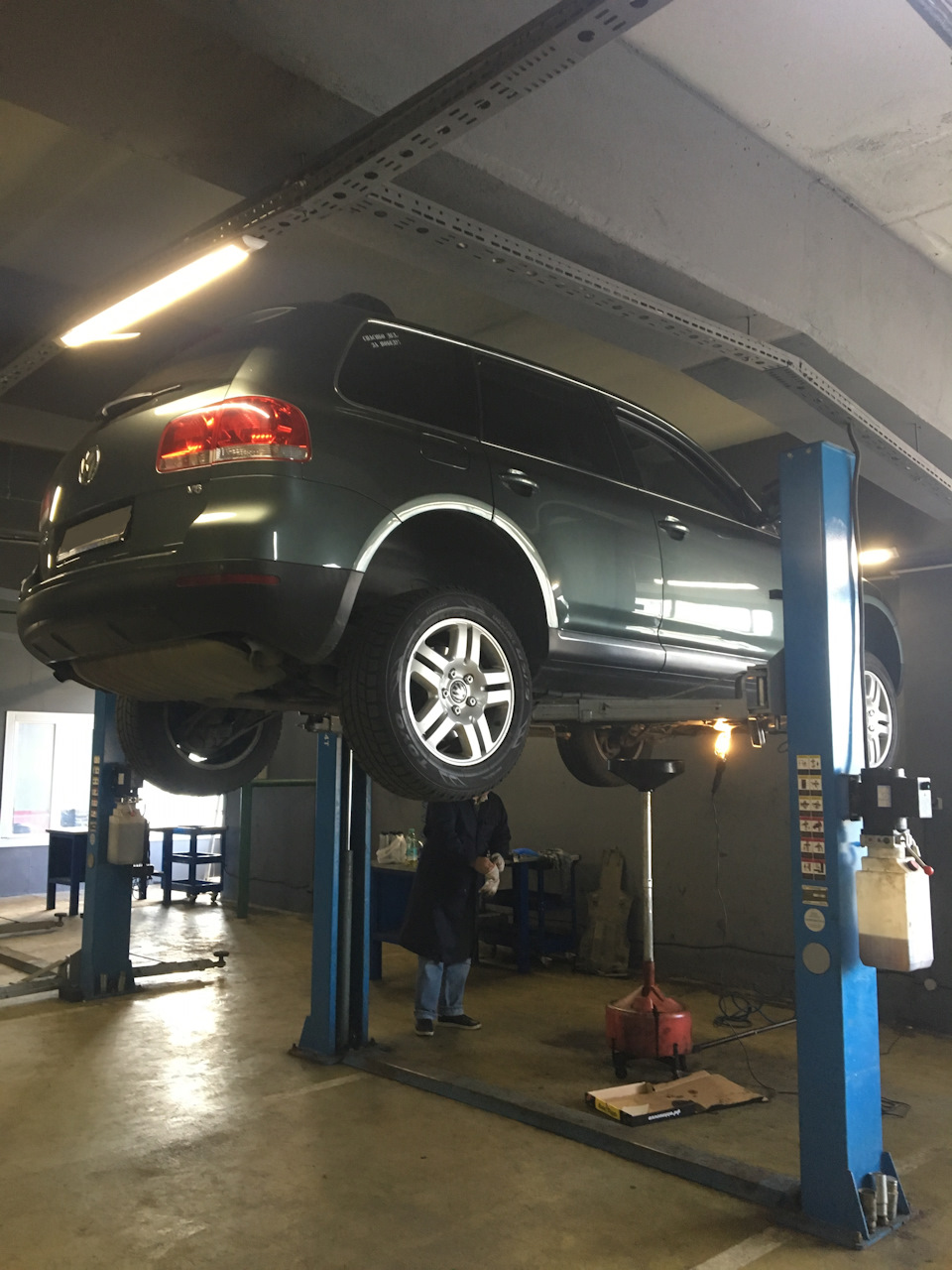 Замена масла в коробке — Volkswagen Touareg (1G), 3,2 л, 2006 года ...